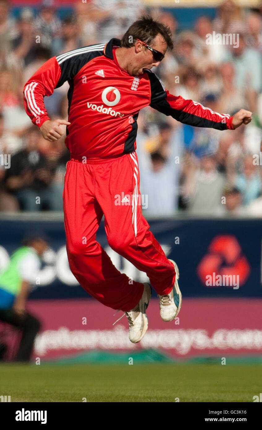 England's Graeme Swann celebrates bowling Australia's Brett Lee during ...