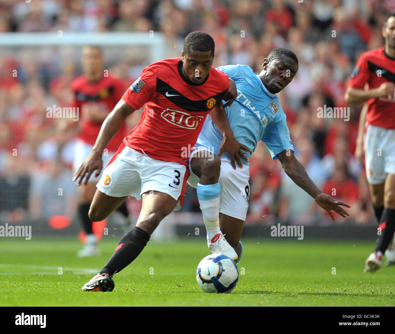Manchester City's Shaun Wright-Phillips (right) and Manchester United's ...