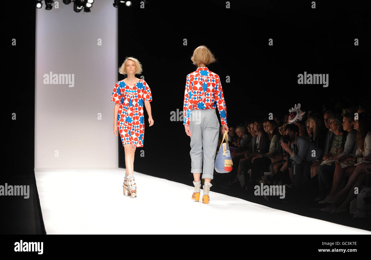 Full length models modelling runway mangdm hi-res stock photography and ...