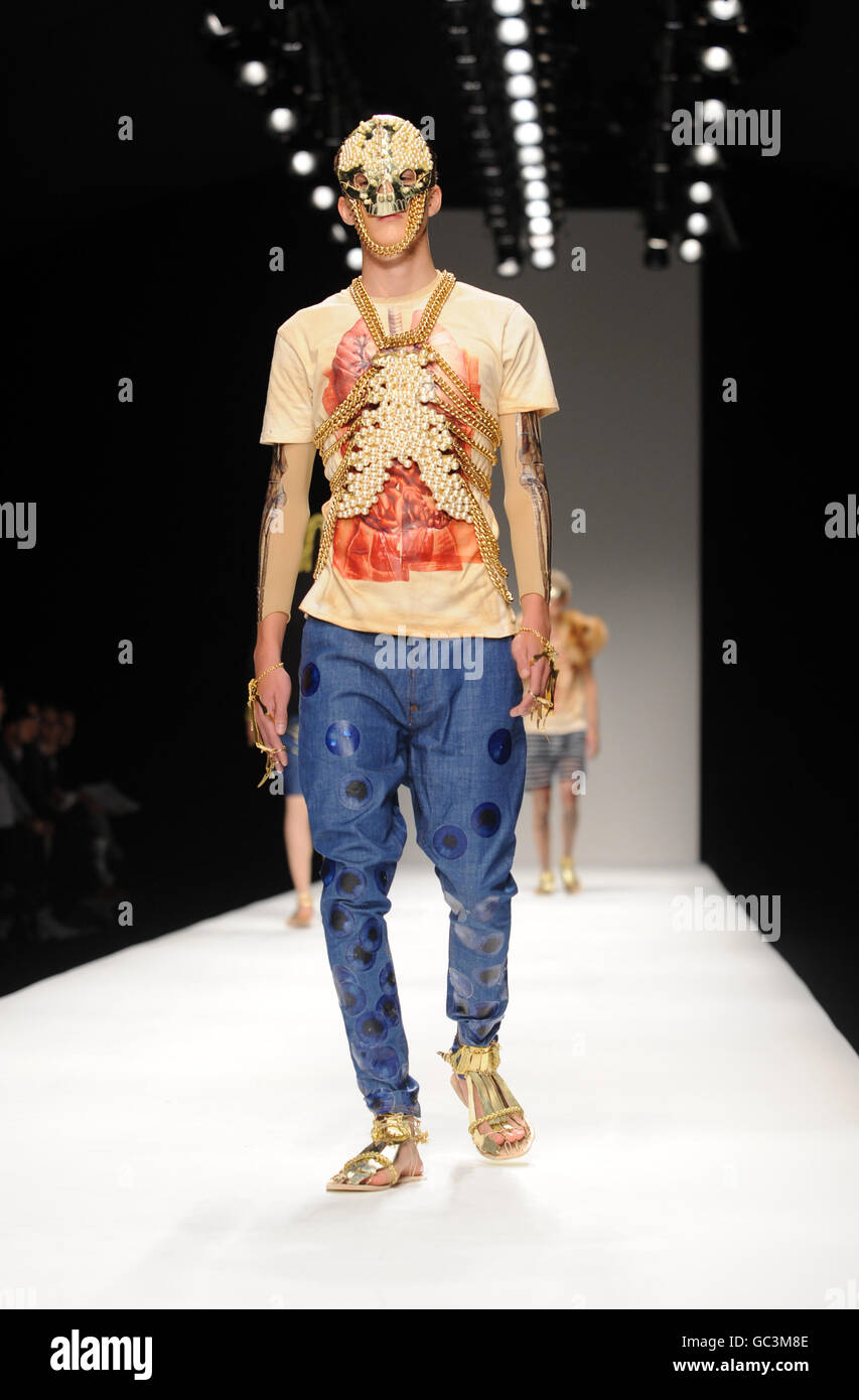 London Fashion Week - MAN Catwalk Stock Photo - Alamy