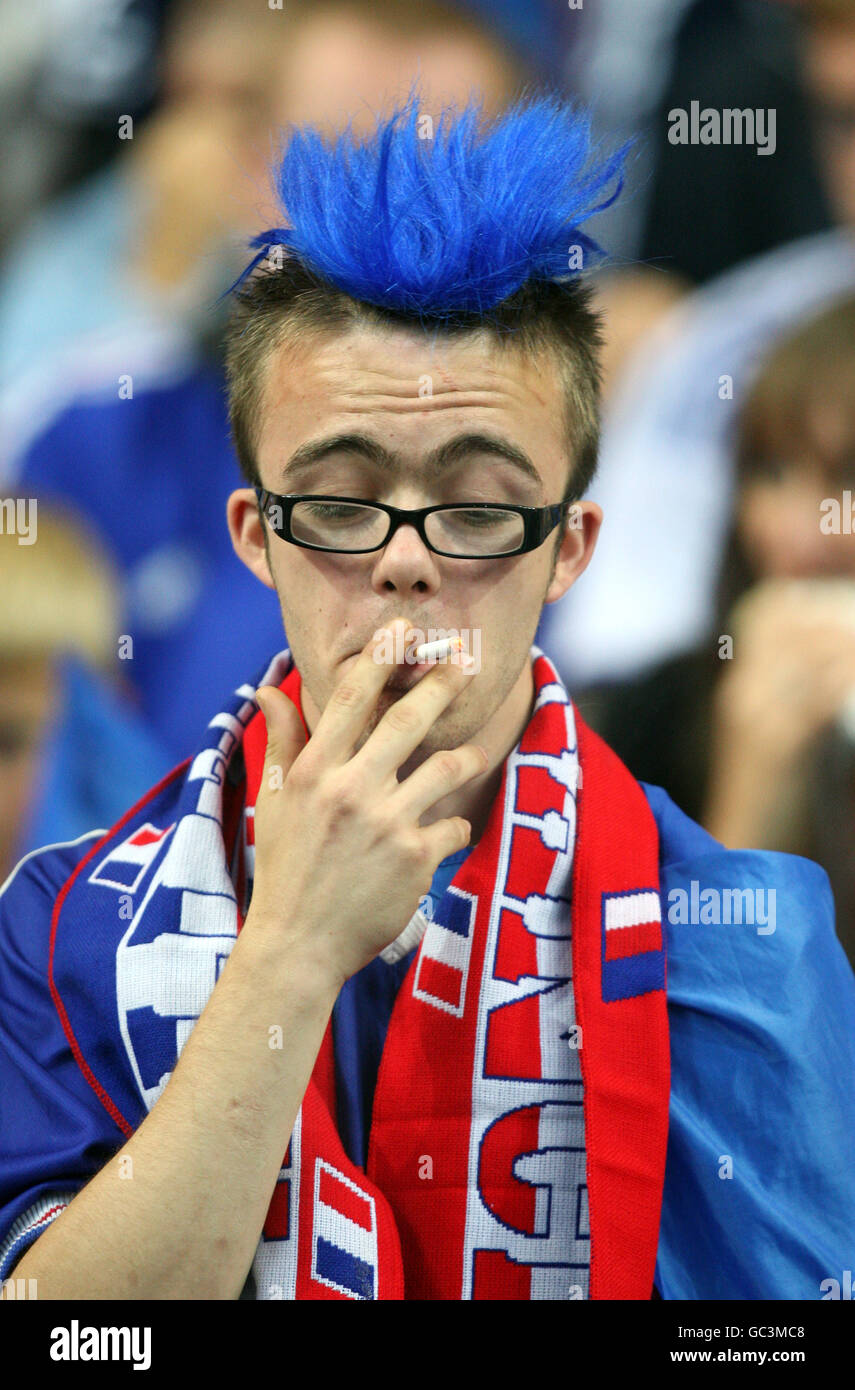 Football smoke smoking smokes gv general view hi-res stock photography ...