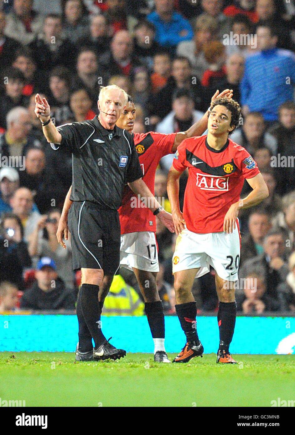 Referee Peter Walton (left) tells Manchester United's Fabio Da Silva ...