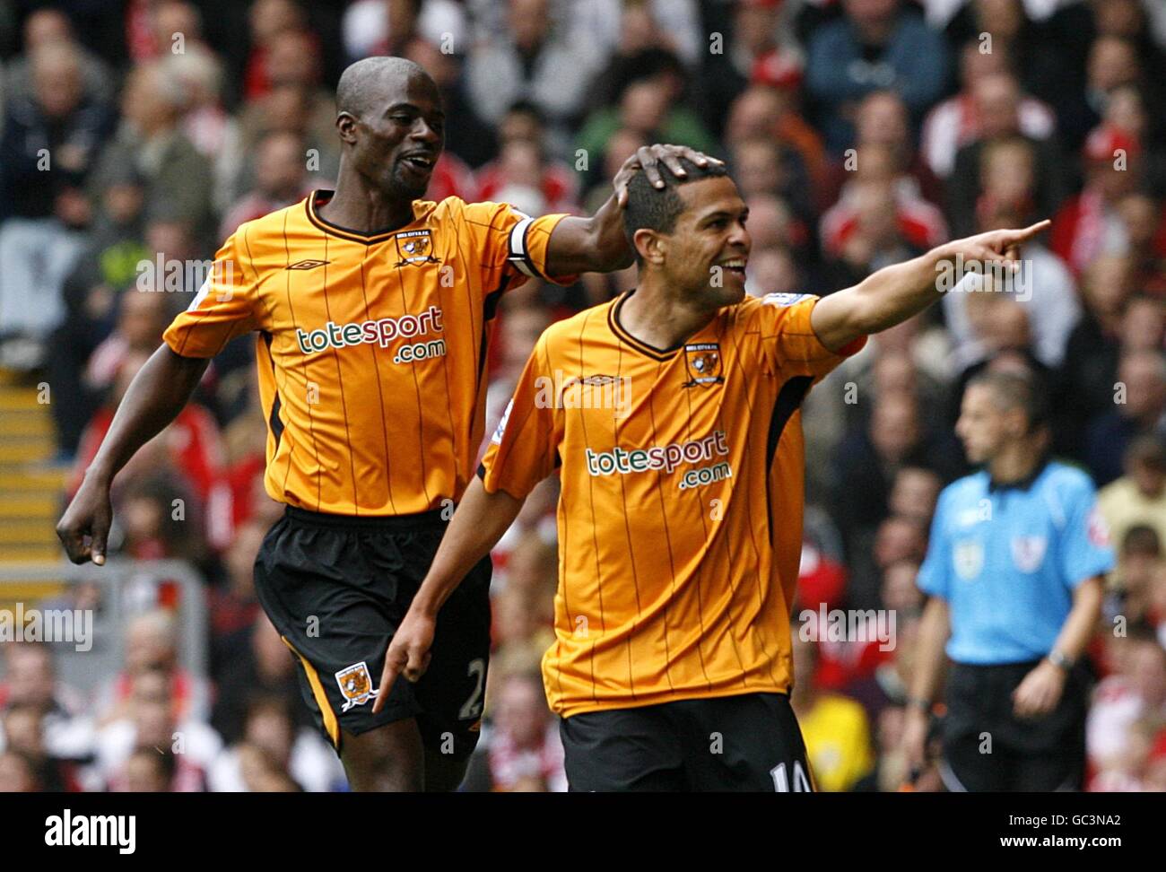 Hull City's Deiberson Geovanni (right) celebrates scoring his sides ...