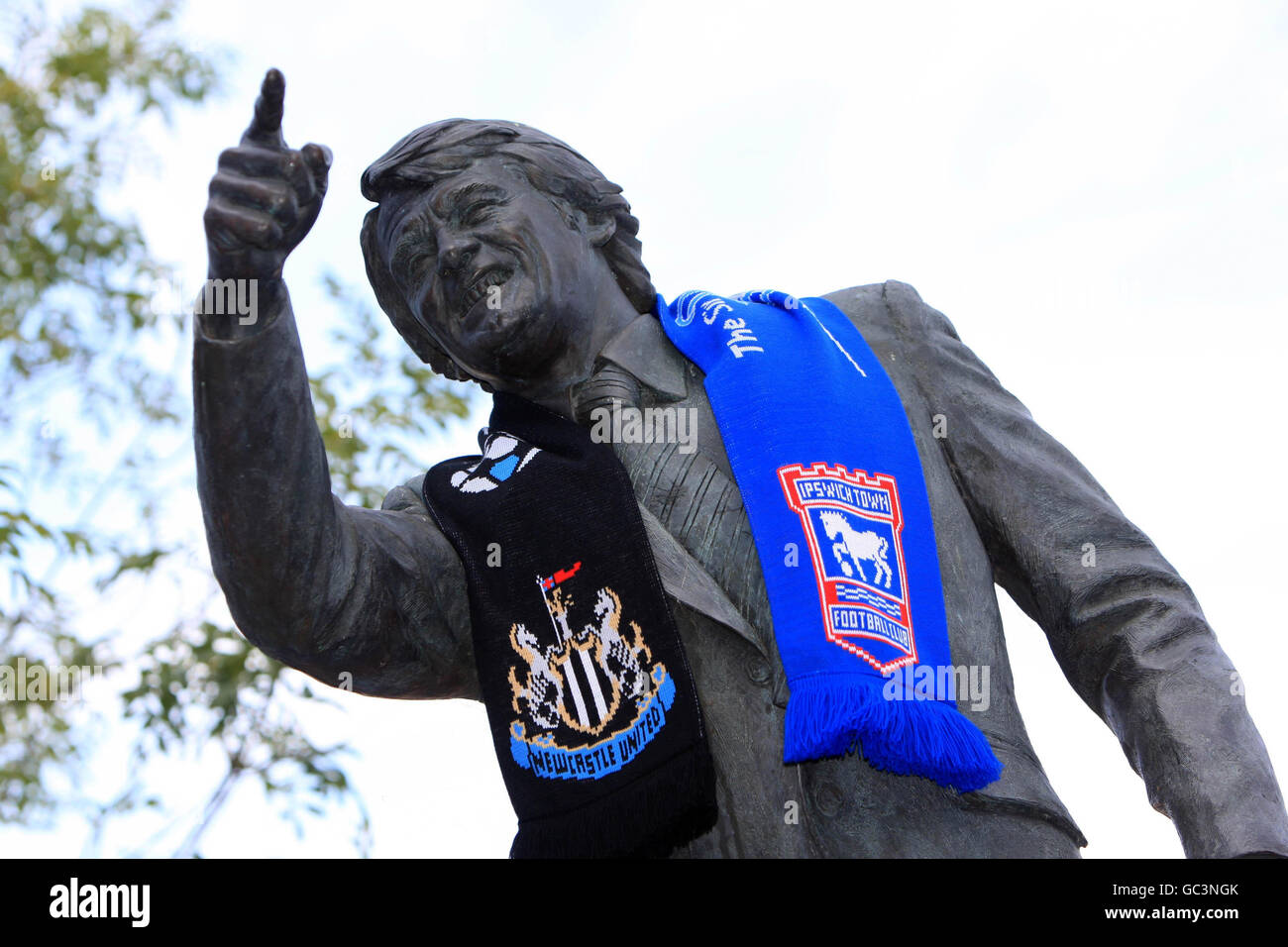 A statue of sir bobby robson with scarf around it hi-res stock ...
