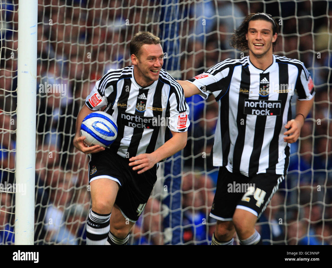 Newcastle United's Kevin Nolan (l) celebrates scoring his third goal ...