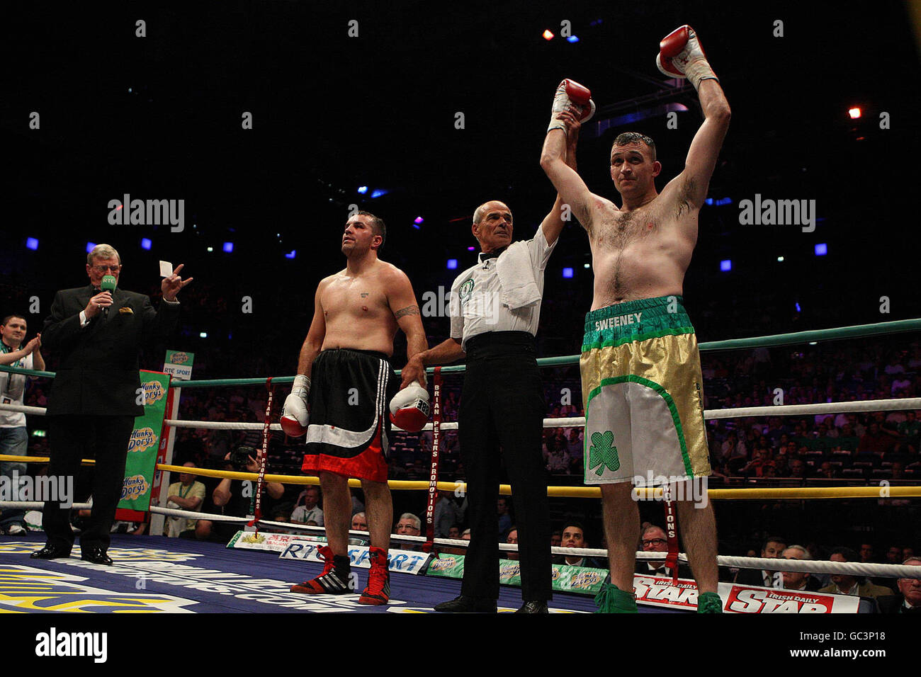 Boxing - WBA World Super-Bantam Weight - Bernard Dunne v Poonsawat ...