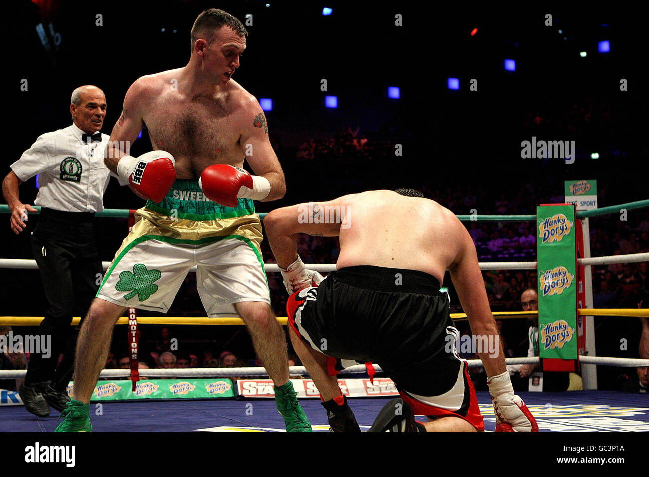 Boxing - WBA World Super-Bantam Weight - Bernard Dunne v Poonsawat ...