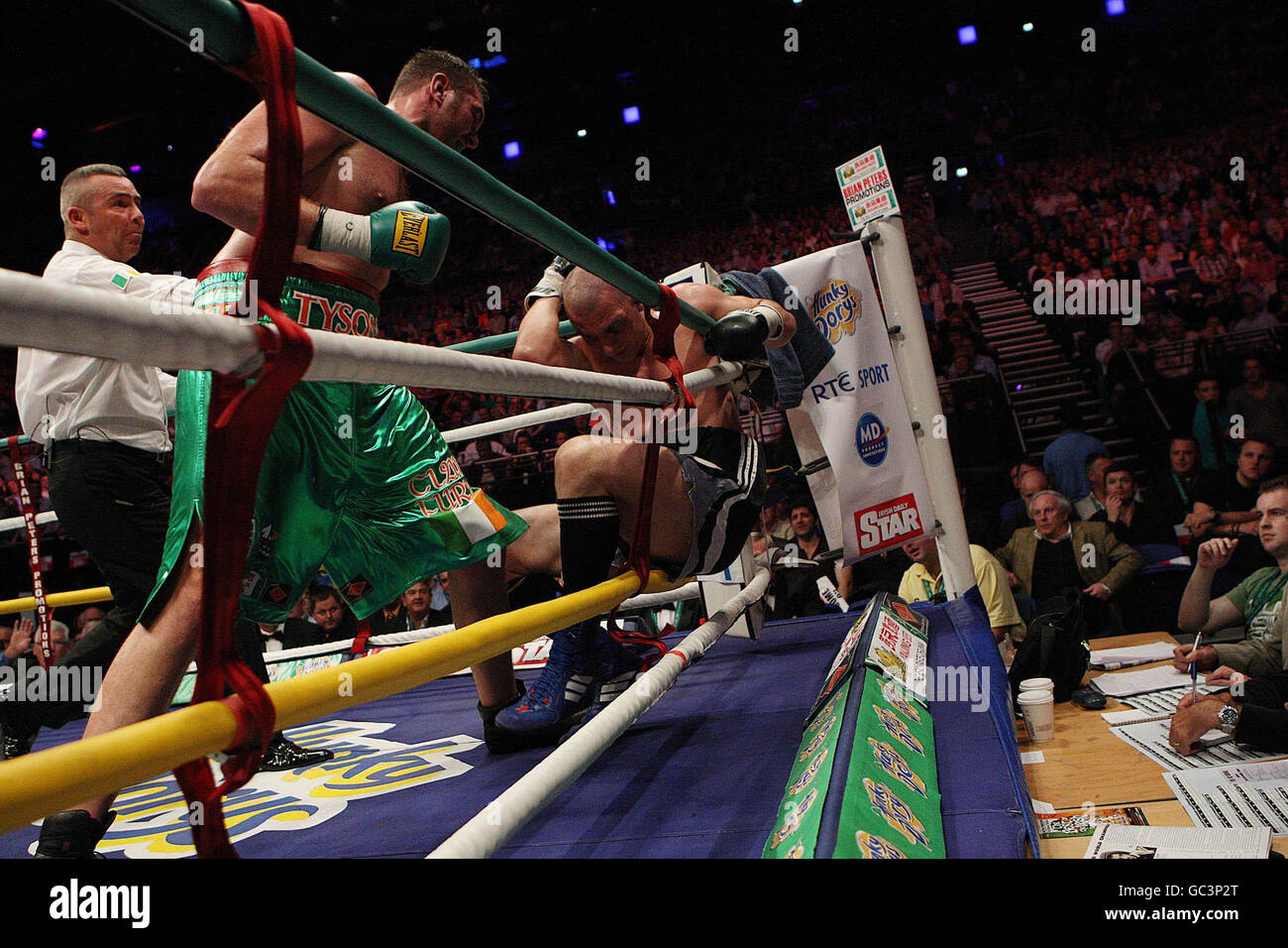 Boxing - WBA World Super-Bantam Weight - Bernard Dunne v Poonsawat ...