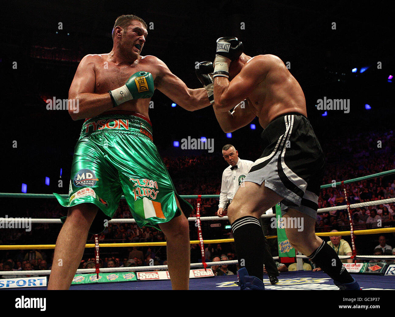 Boxing - WBA World Super-Bantam Weight - Bernard Dunne v Poonsawat ...
