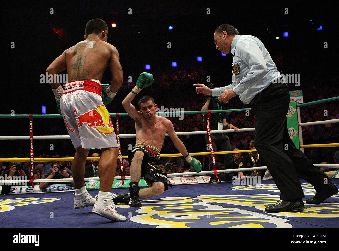 Knocked out boxer hi-res stock photography and images - Alamy