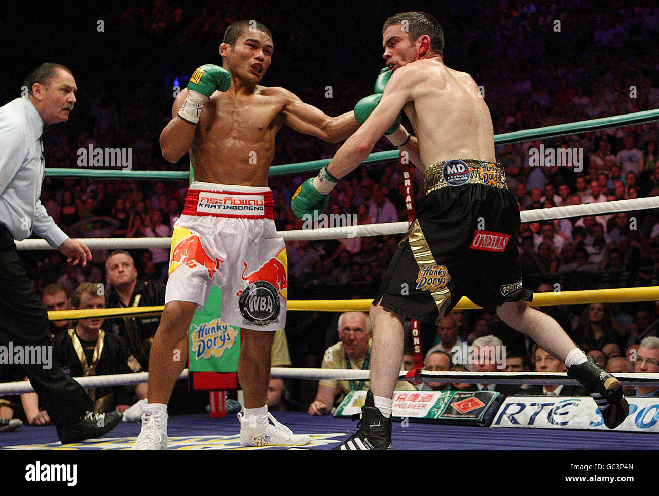 Ireland's Bernard Dunne fights Poonsawat Kratingdaenggym from Thailand ...