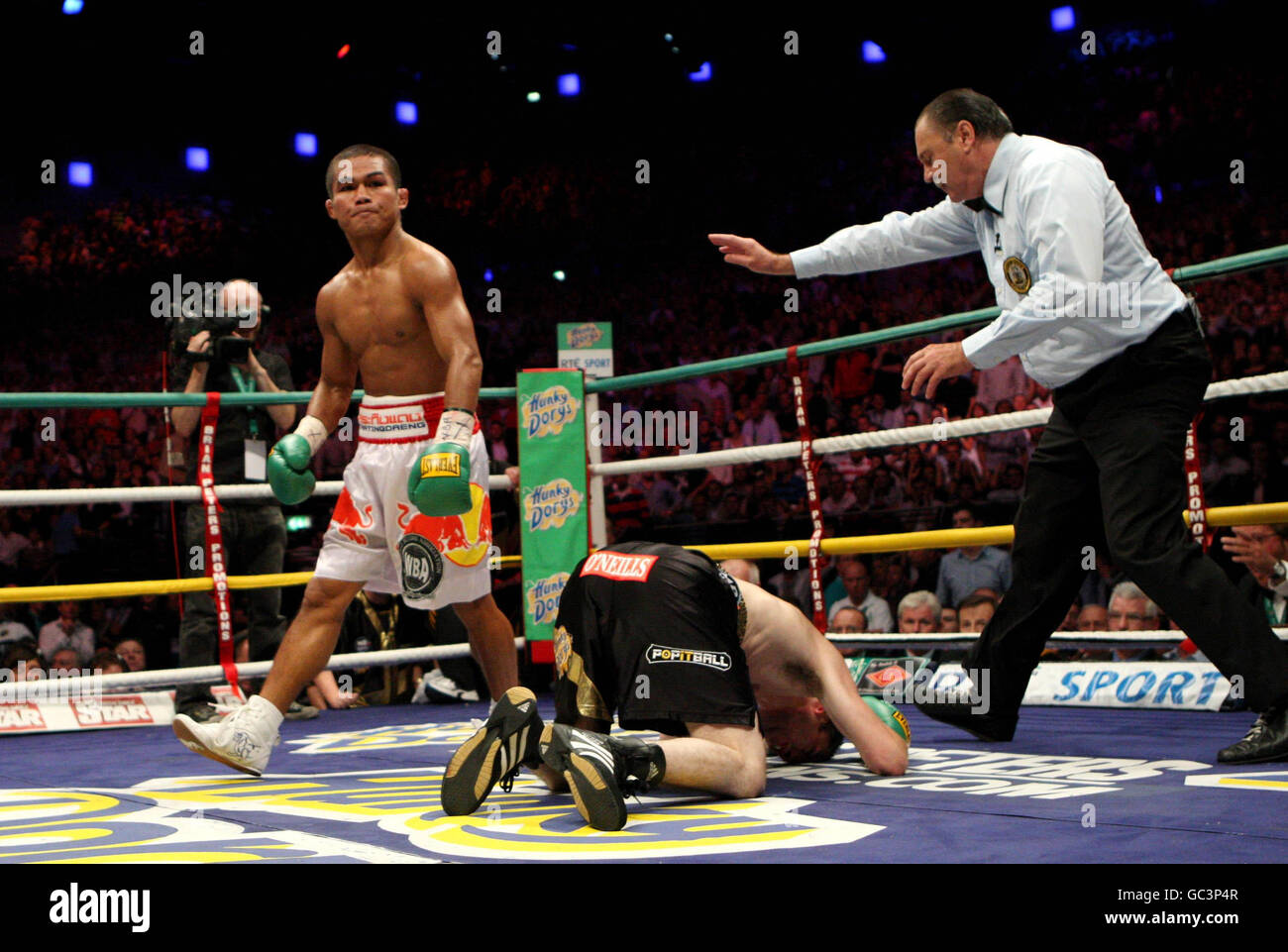 Boxing - WBA World Super-Bantam Weight - Bernard Dunne v Poonsawat ...