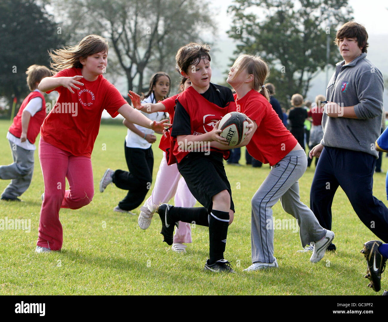 School kids playing rugby hi-res stock photography and images - Alamy