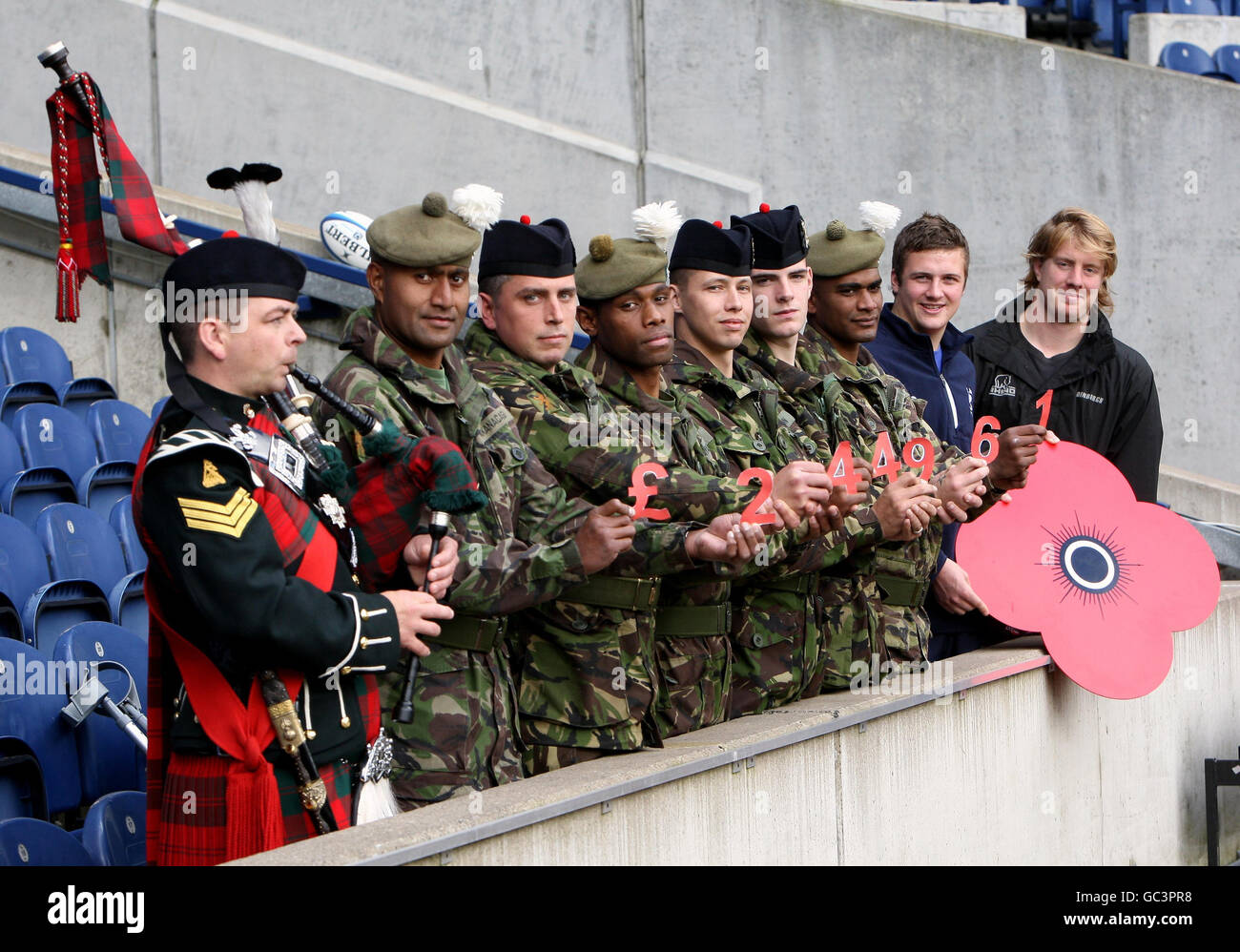 Edinburgh rugby club captain Simon Cross (far right) and Scotland 7s ...