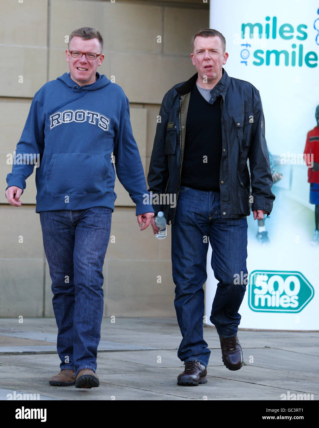 Proclaimers Craig and Charlie Reid (without glasses) help to raise ...