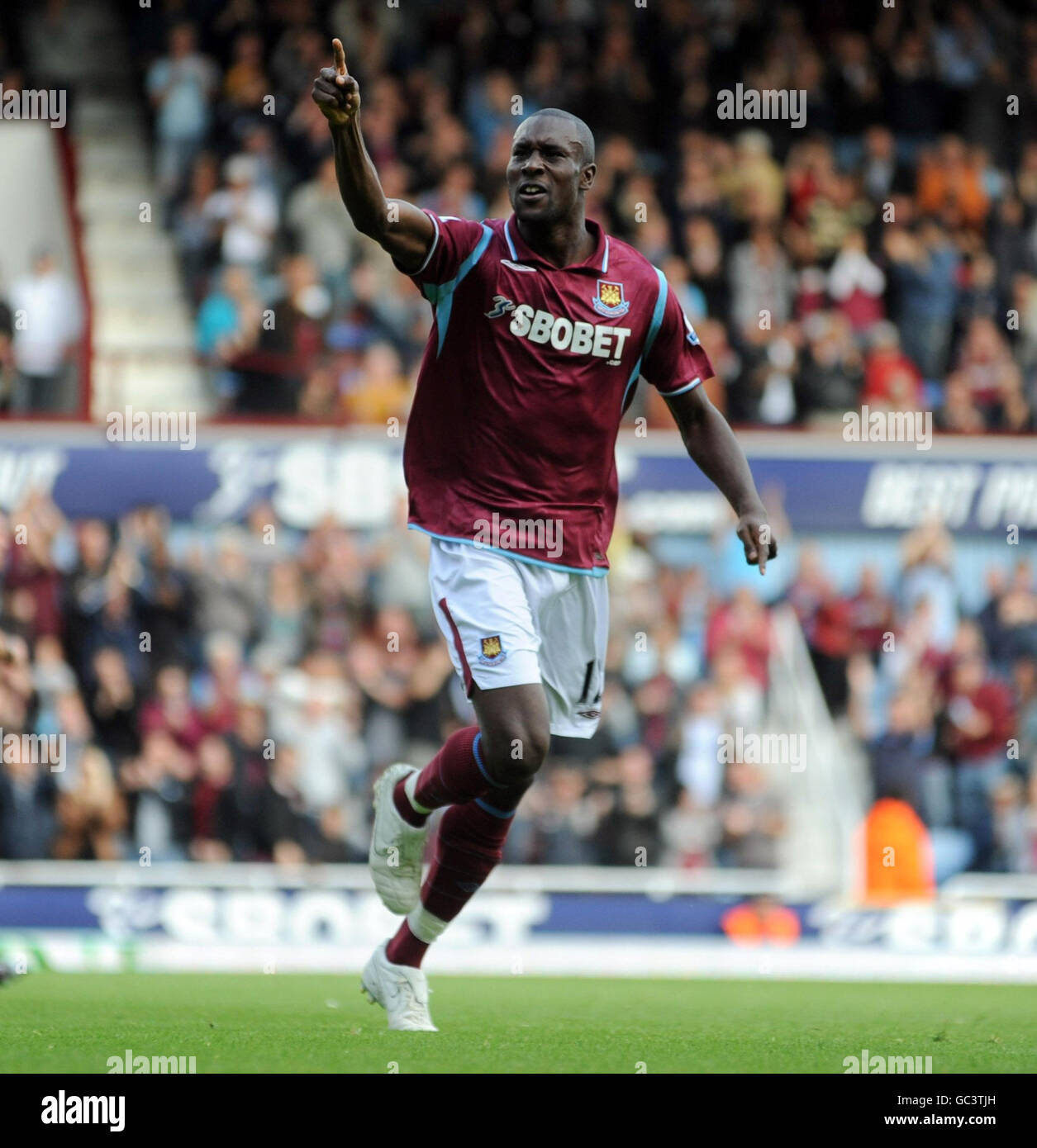 West Ham United's Carlton Cole celebrates scoring the opening goal ...