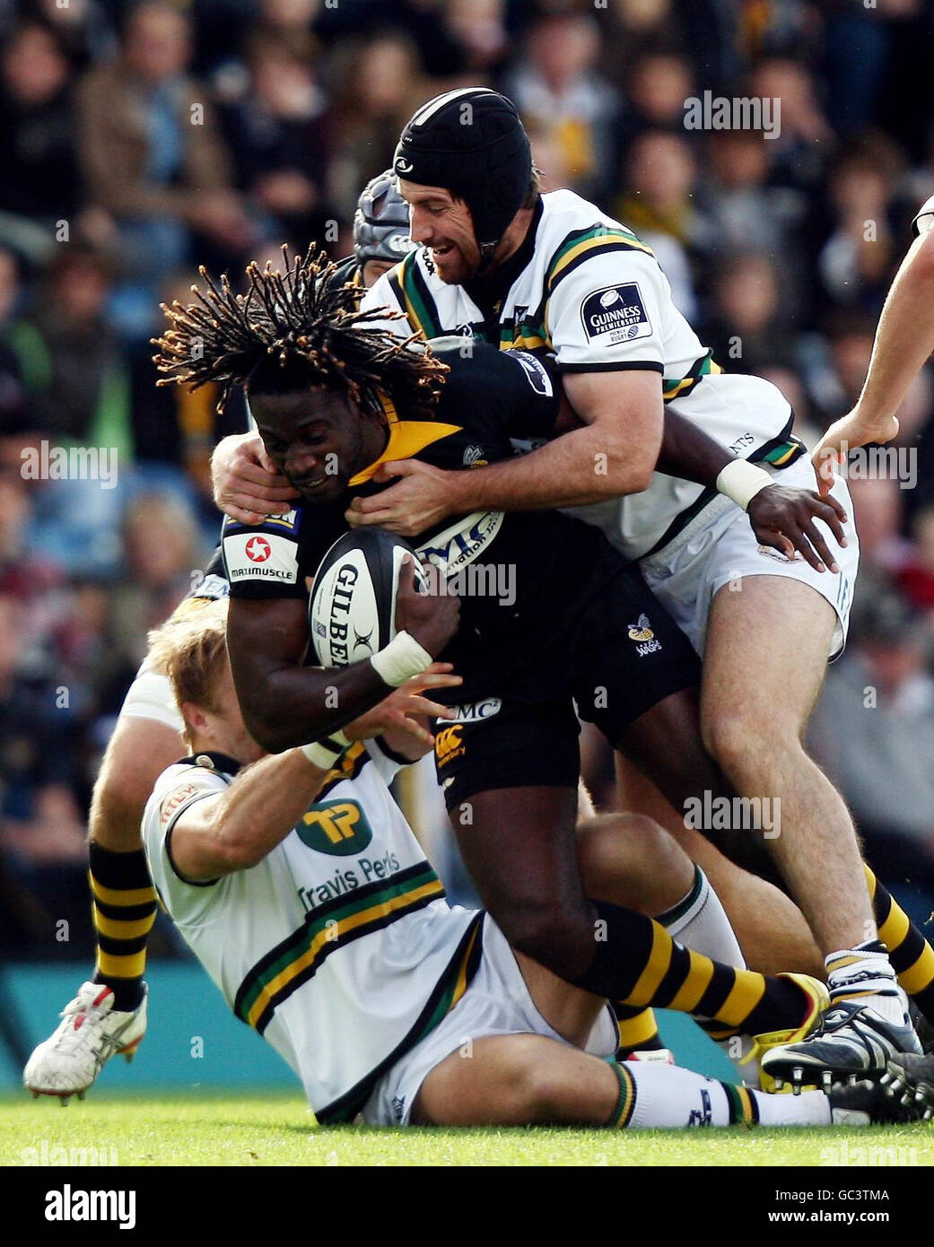 Rugbyu wasps full length tackling mangmr hi-res stock photography and ...