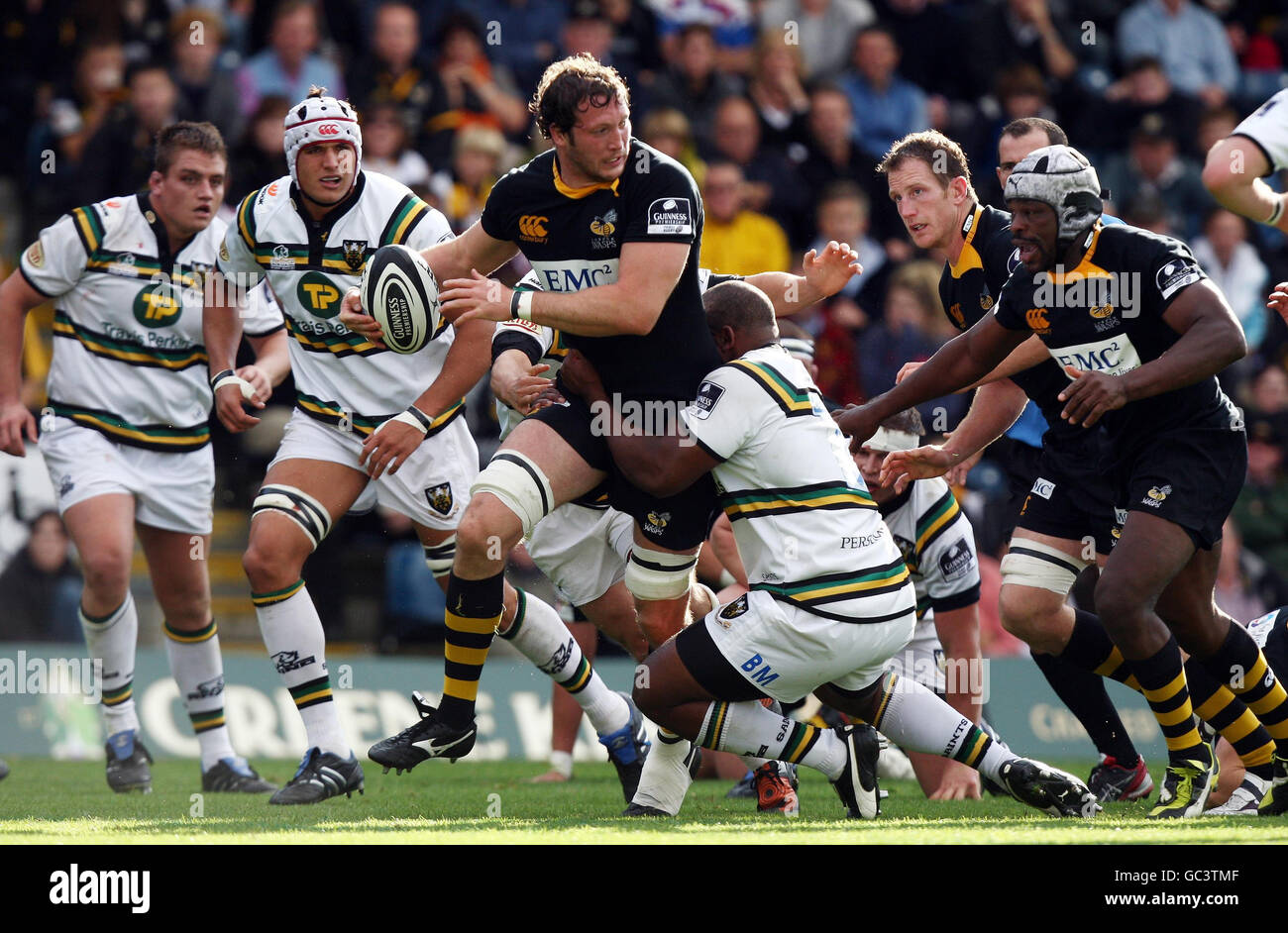 Rugbyu wasps full length tackling mangmr hi-res stock photography and ...