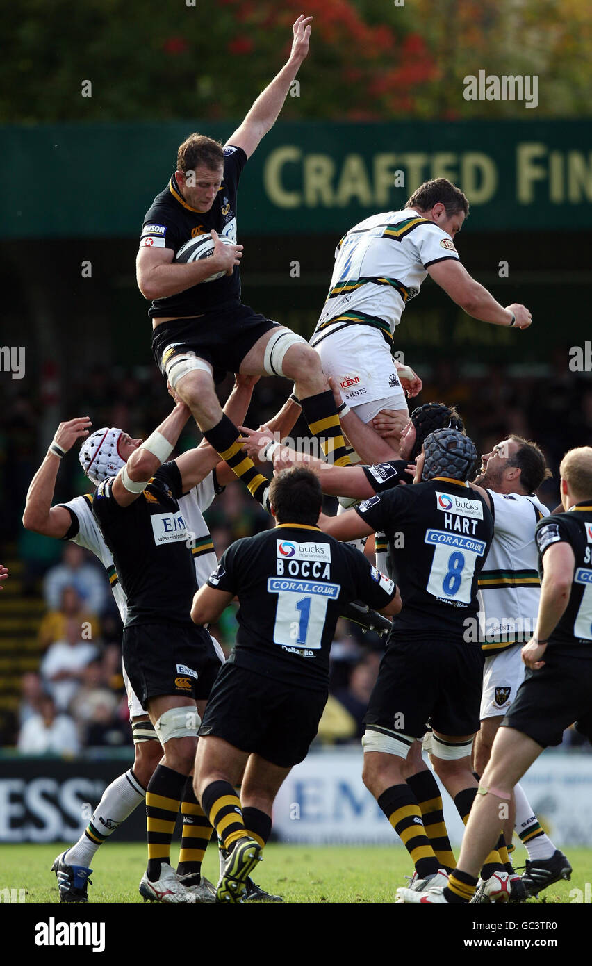Rugbyu wasps rugbyu wasps full length tackling mangsm hi-res stock ...