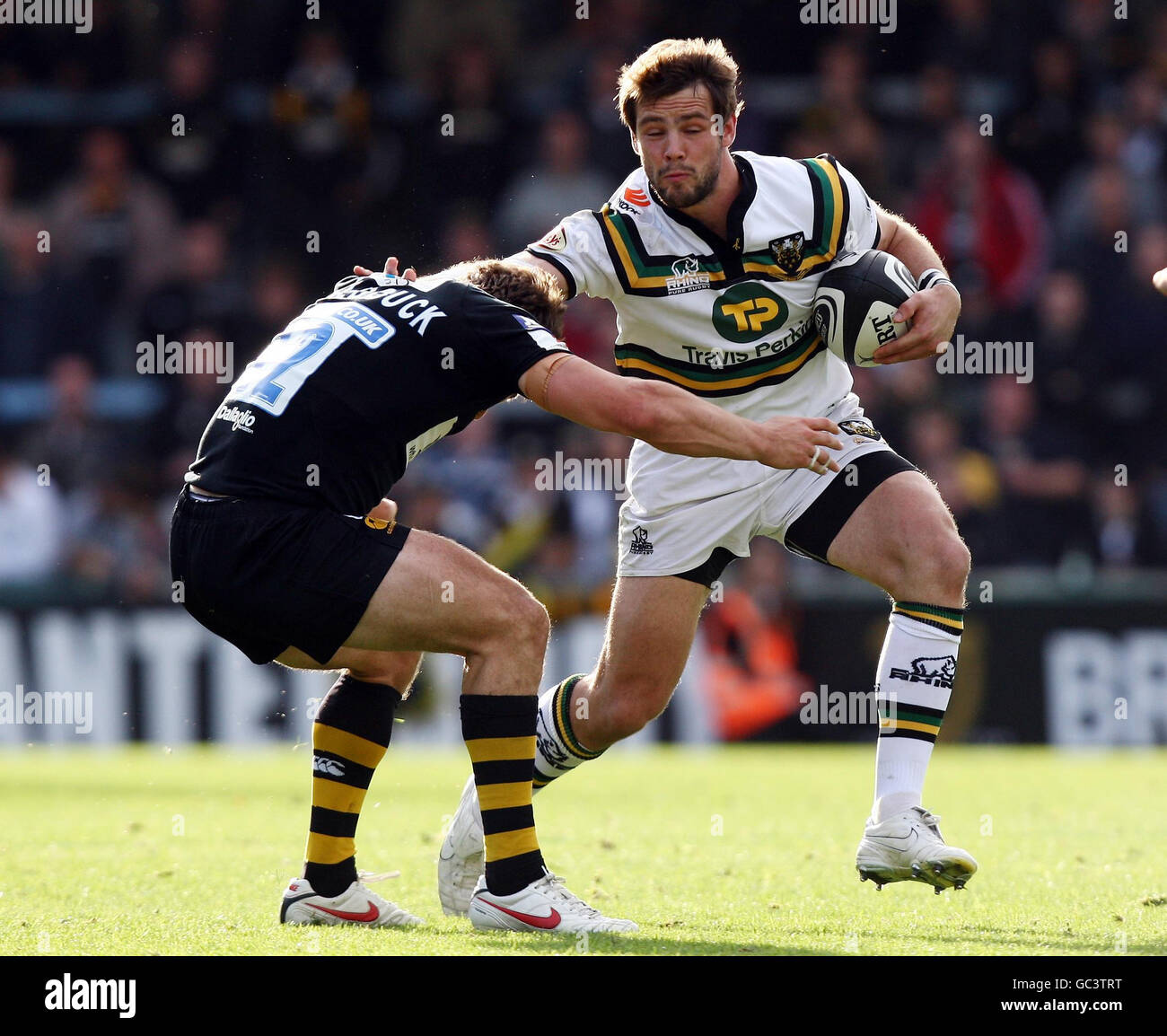 Rugbyu wasps full length tackling mangmr hi-res stock photography and ...
