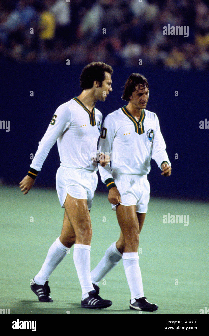 (L-R) New York Cosmos' Franz Beckenbauer and Johan Cruyff talk tactics ...