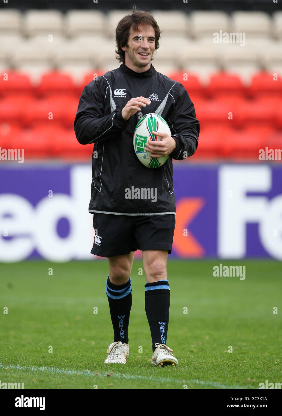 Rugbyu glasgow full length smiling mangkk hi-res stock photography and ...