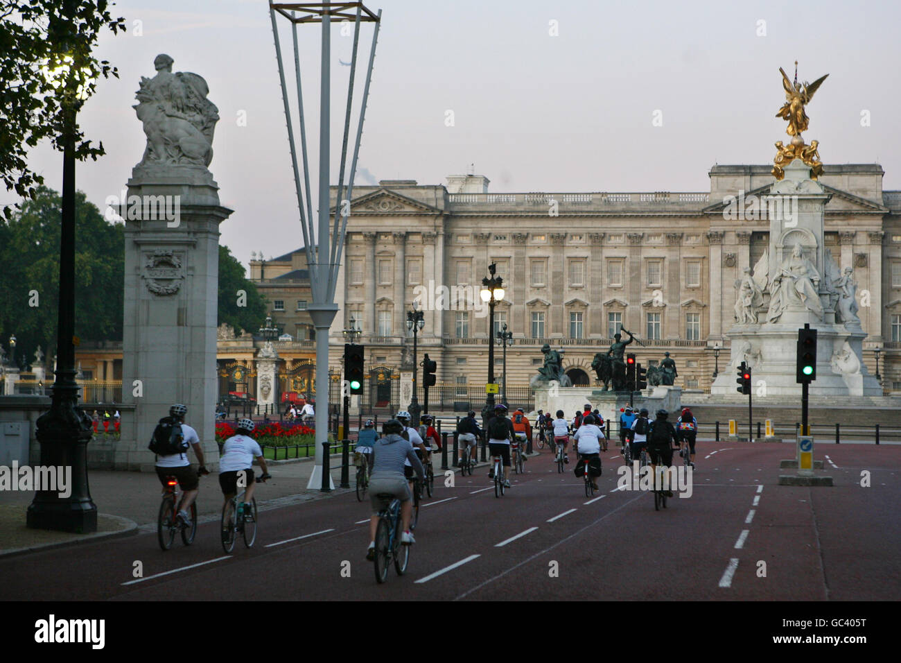Prince's Trust Palace to Palace sponsored cycle ride Stock Photo - Alamy