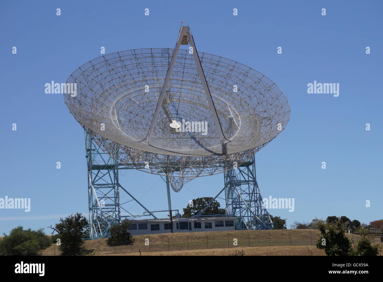 Dish antenna hi-res stock photography and images - Alamy