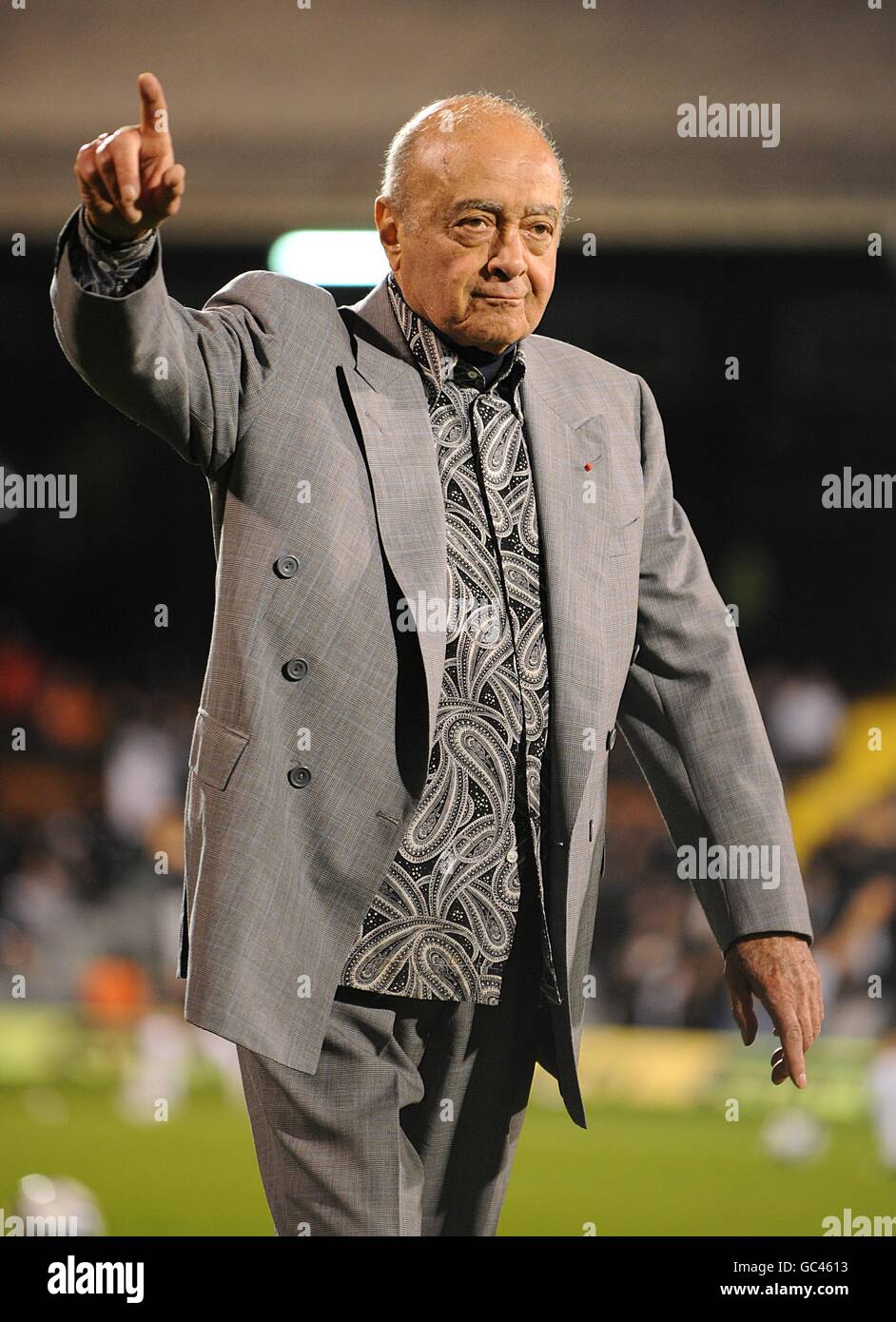 Fulham chairman Mohammed Al Fayed on the pitch prior to kick off Stock ...