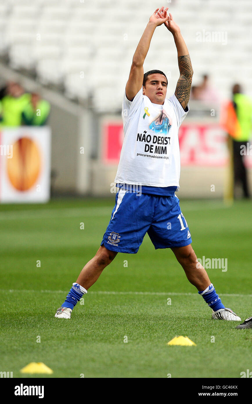 Evertons tim cahill warms up before the game hi-res stock photography ...