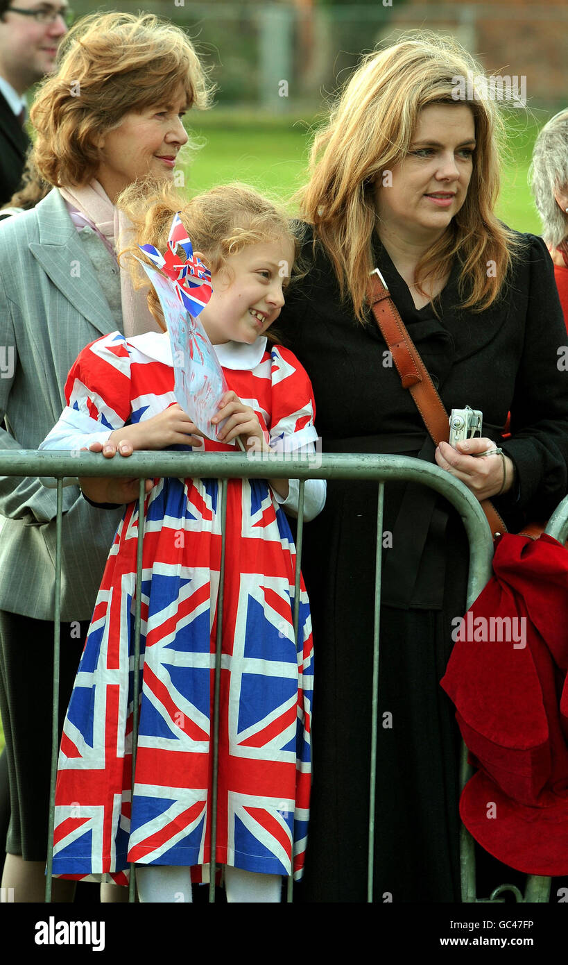 Queen elizabeth ii visit gloucester hi-res stock photography and images ...