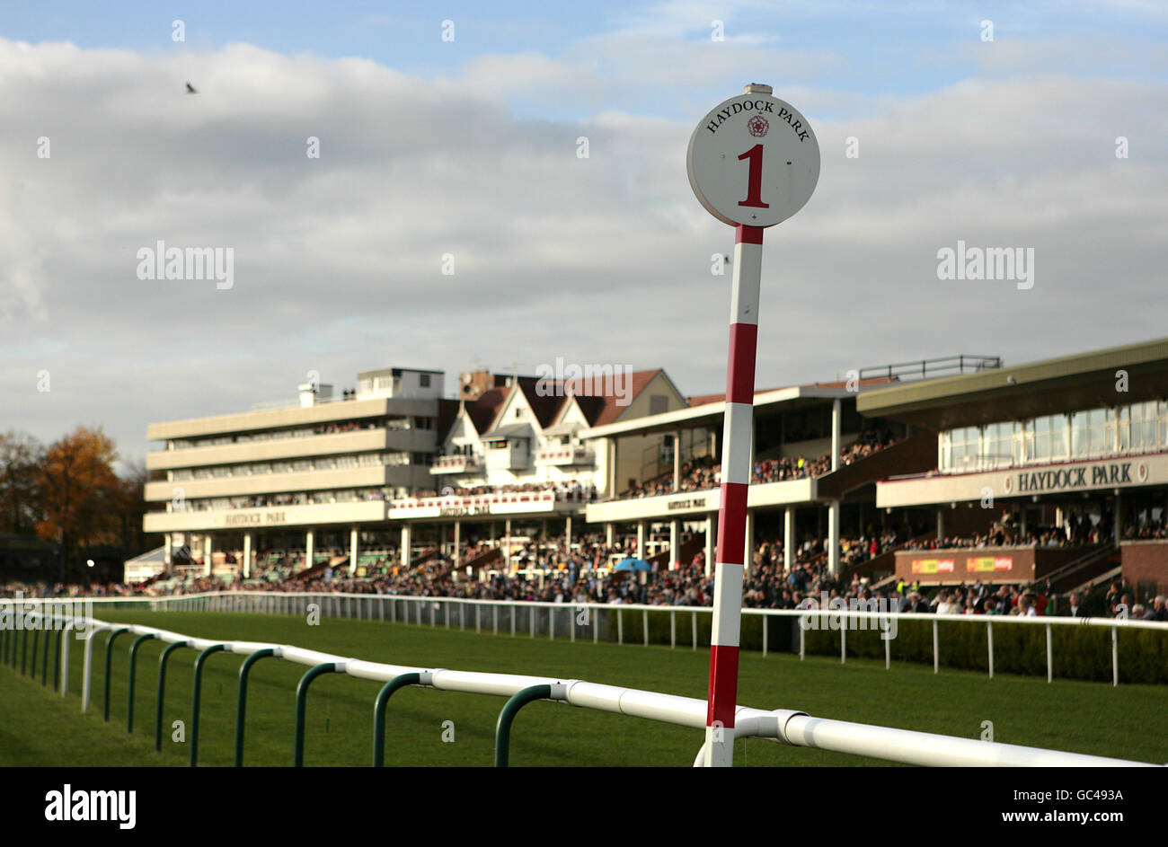 Haydock racecourse general hi-res stock photography and images - Alamy