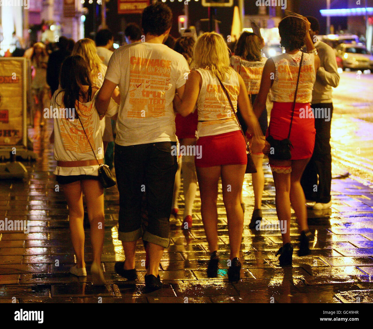 University of Brighton students enjoy the Carnage UK pub crawl in ...