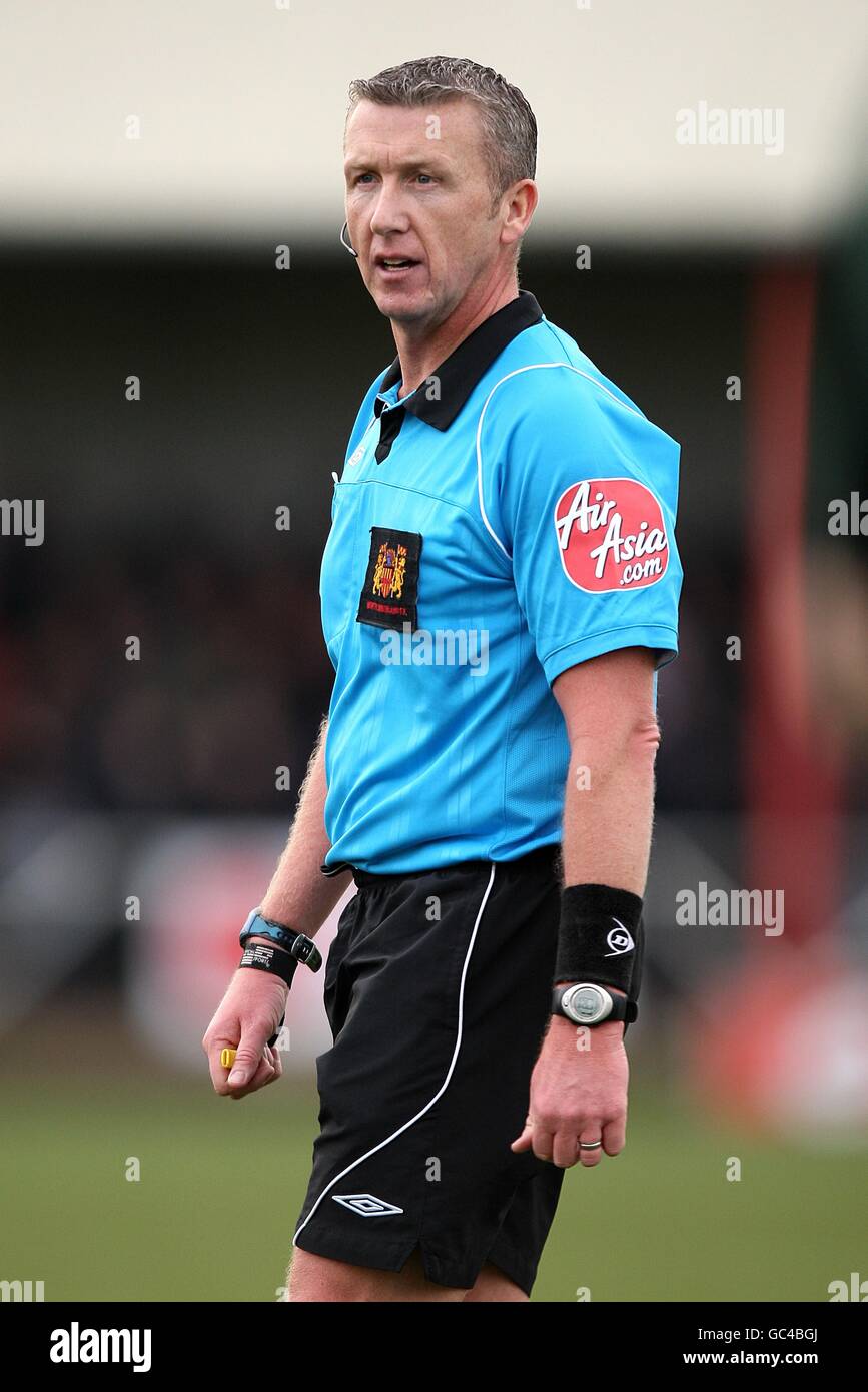 Match referee david foster hi-res stock photography and images - Alamy