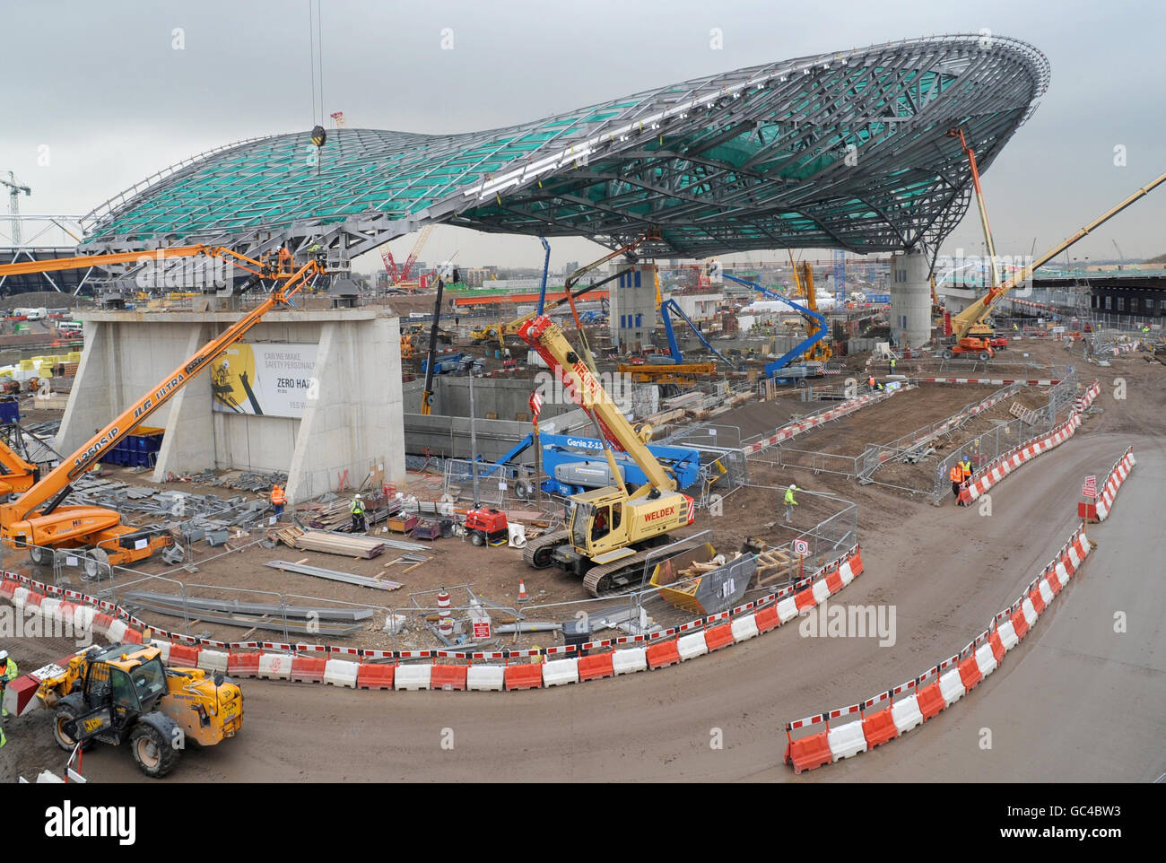 Aquatics centre london 2012 hi-res stock photography and images - Alamy