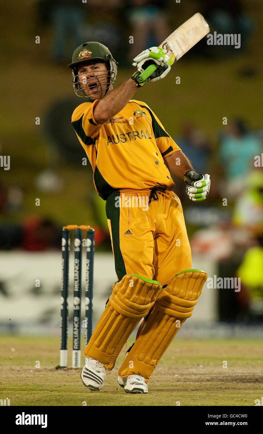 Australias captain ricky ponting smiles hi-res stock photography and ...