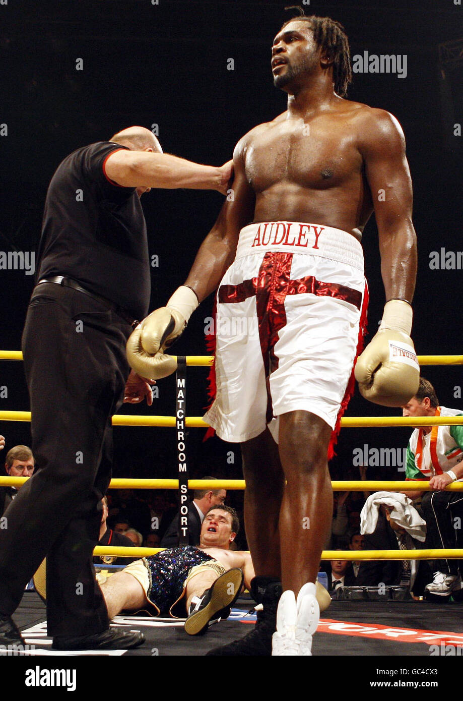Winning boxer and referee High Resolution Stock Photography and Images ...