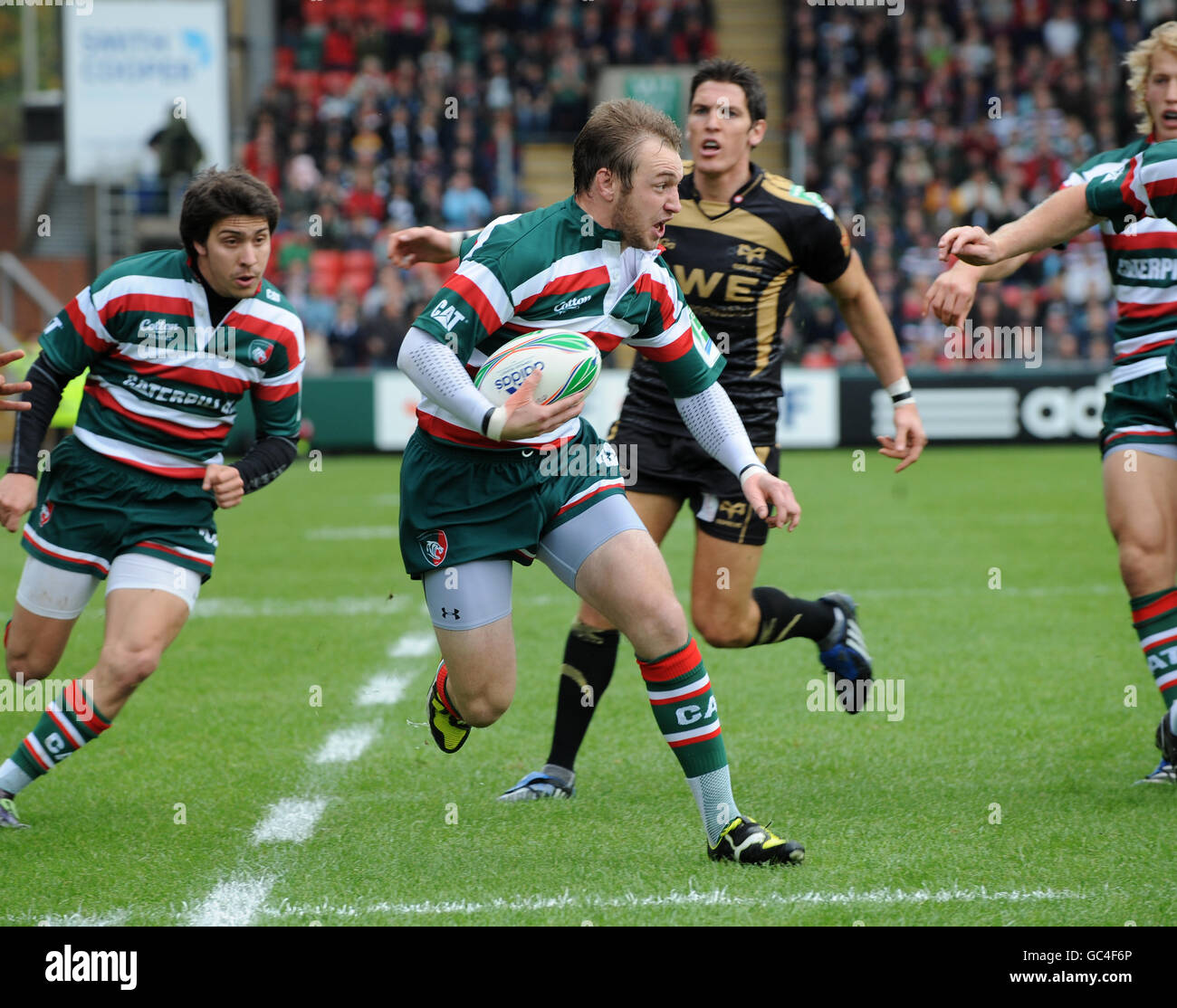 Leicester tigers johne murphy on his way to scoring try hi-res stock ...