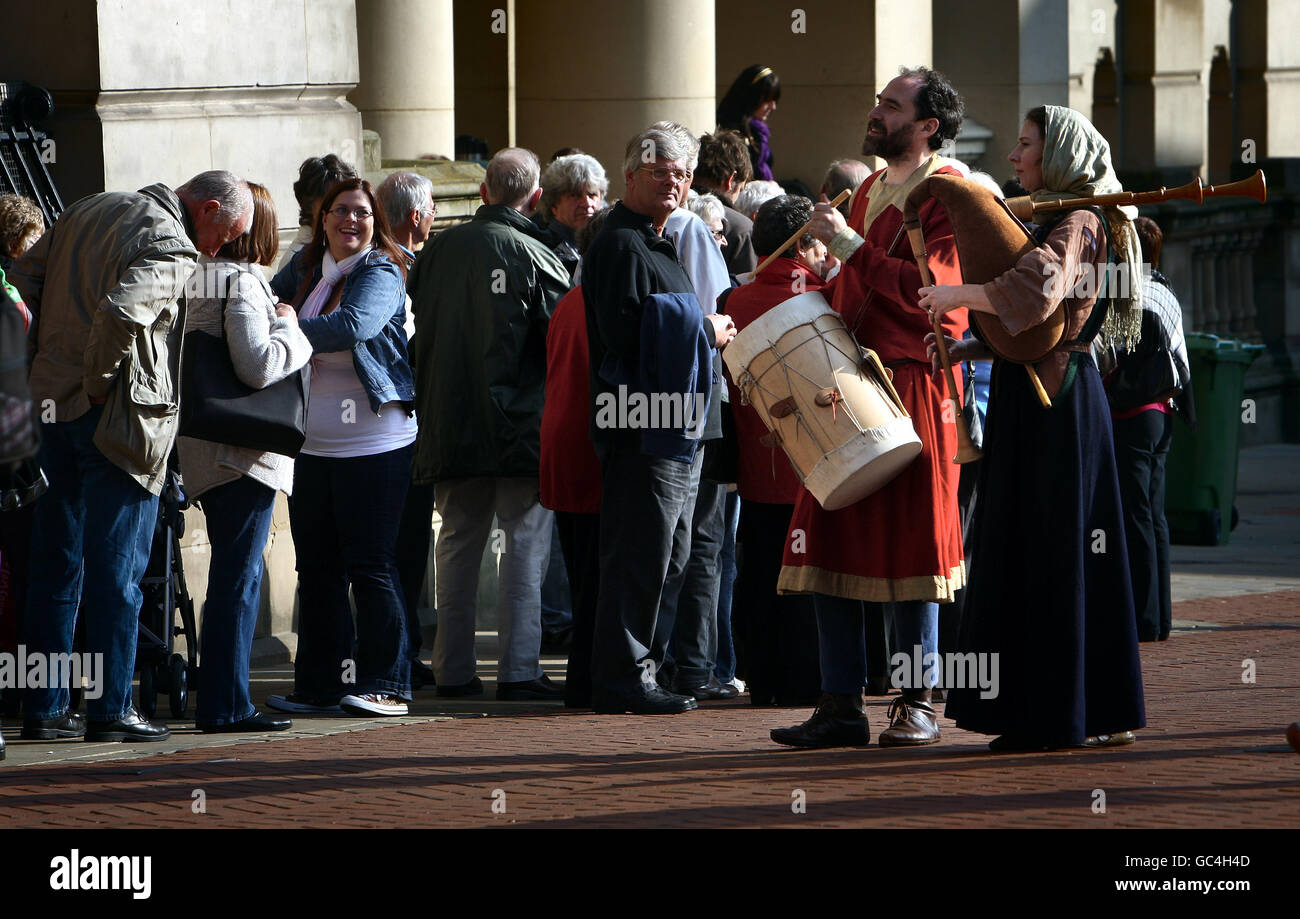 Visitors queue to see the 'Staffordshire Hoard' at Birmingham Museum on ...
