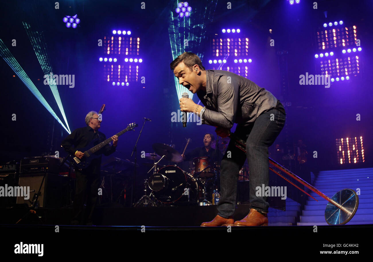 Singer robbie williams on stage hi-res stock photography and images - Alamy