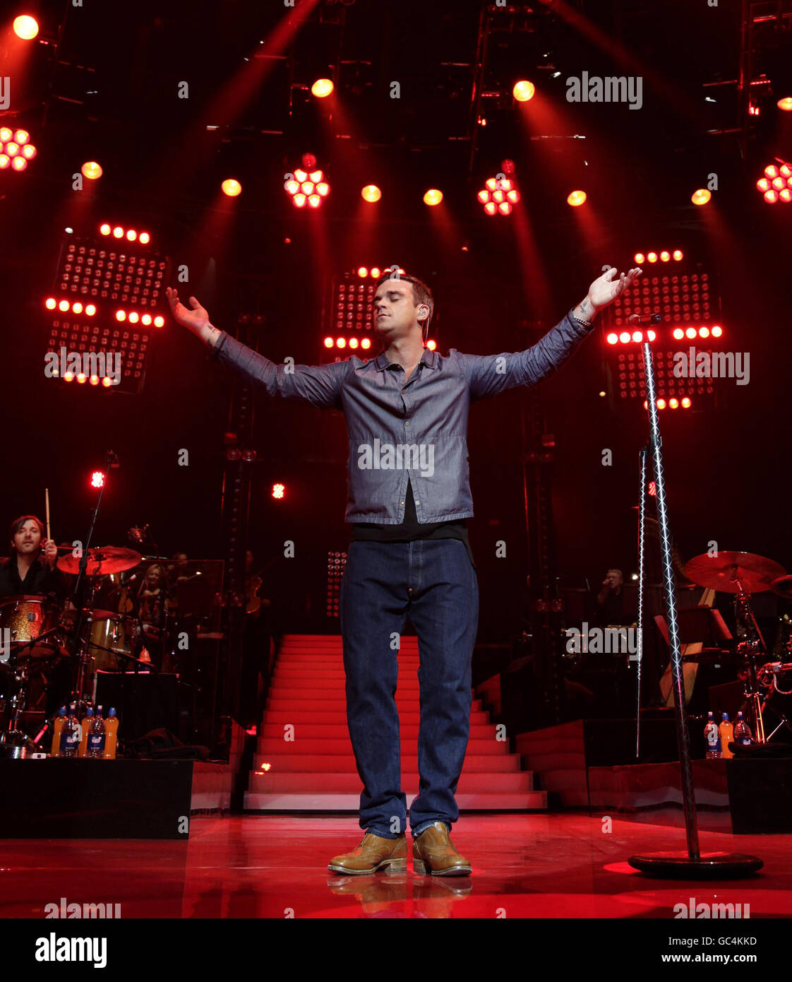 British singer robbie williams performs hi-res stock photography and ...