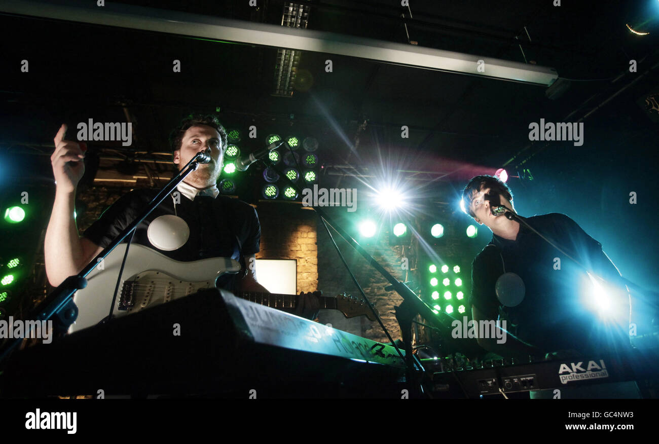Joseph Mount (left) and Oscar Cash of Metronomy performing at the ...