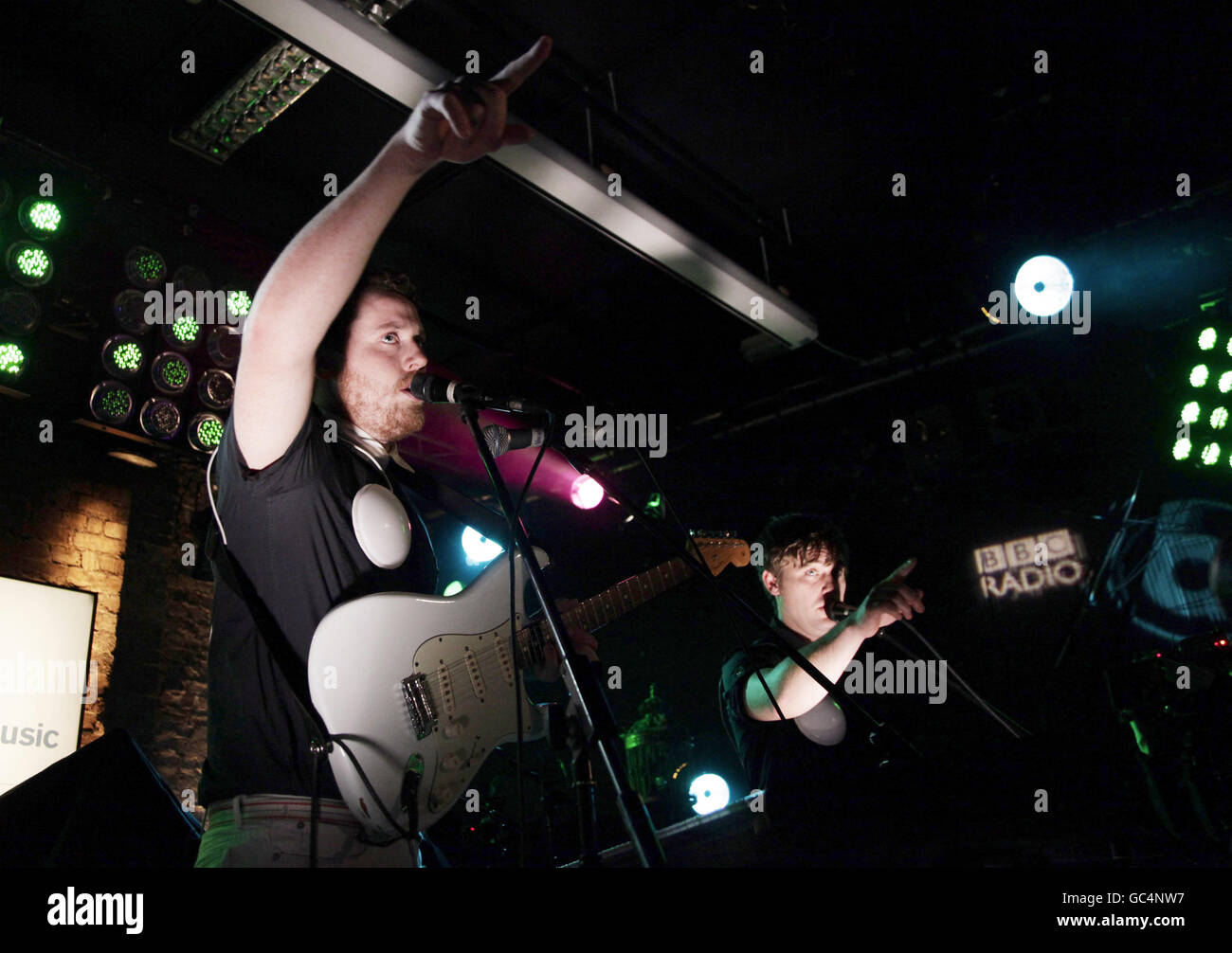Joseph Mount (left) and Oscar Cash of Metronomy performing at the ...