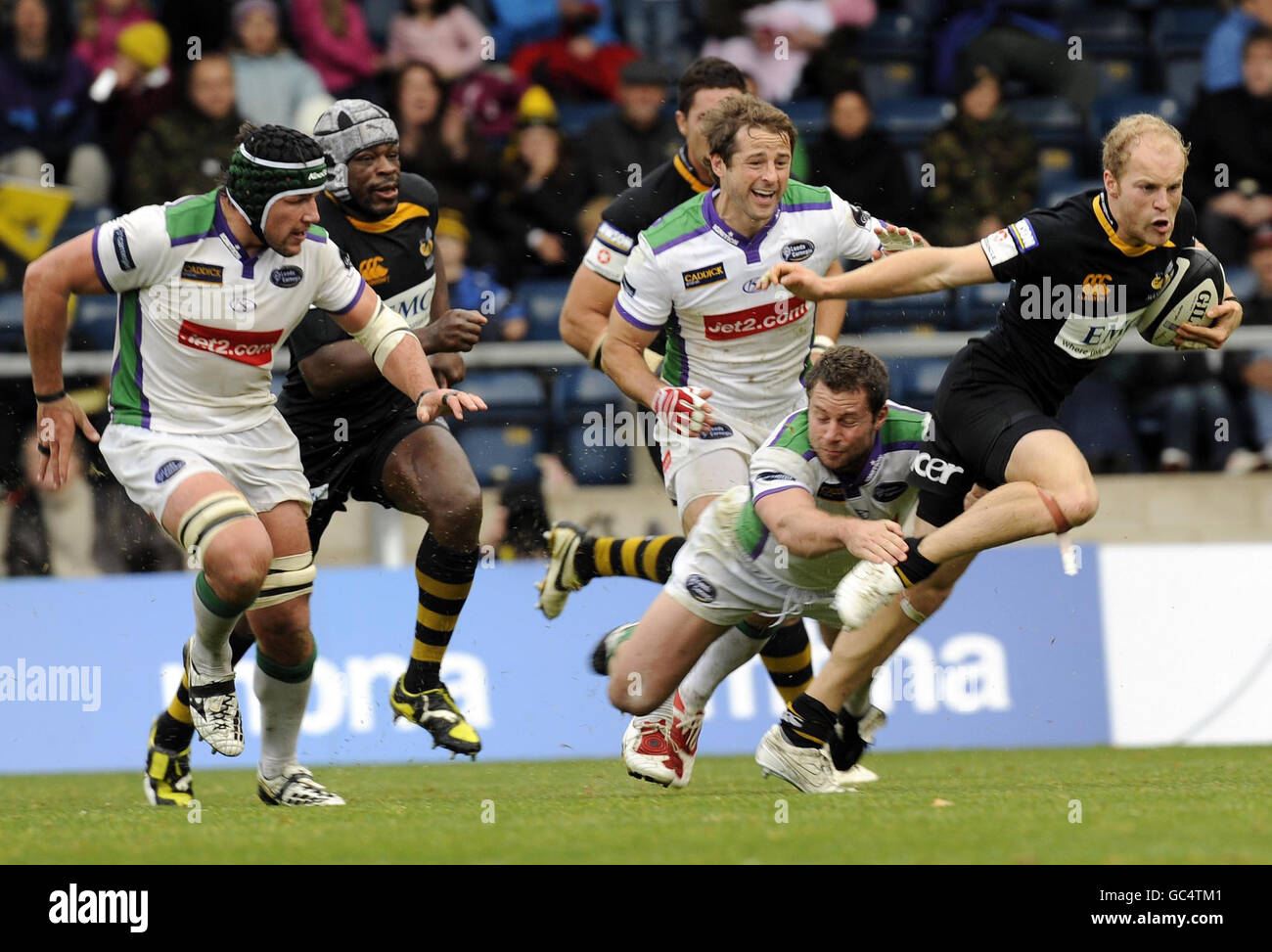 Rugbyu wasps full length tackling mangis hi-res stock photography and ...