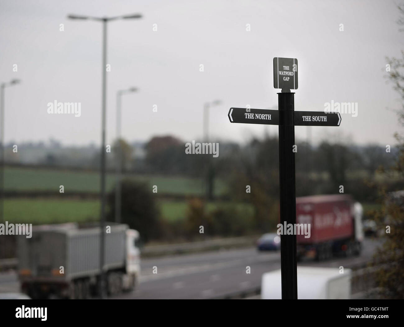 M1 motorway sign north hi-res stock photography and images - Alamy
