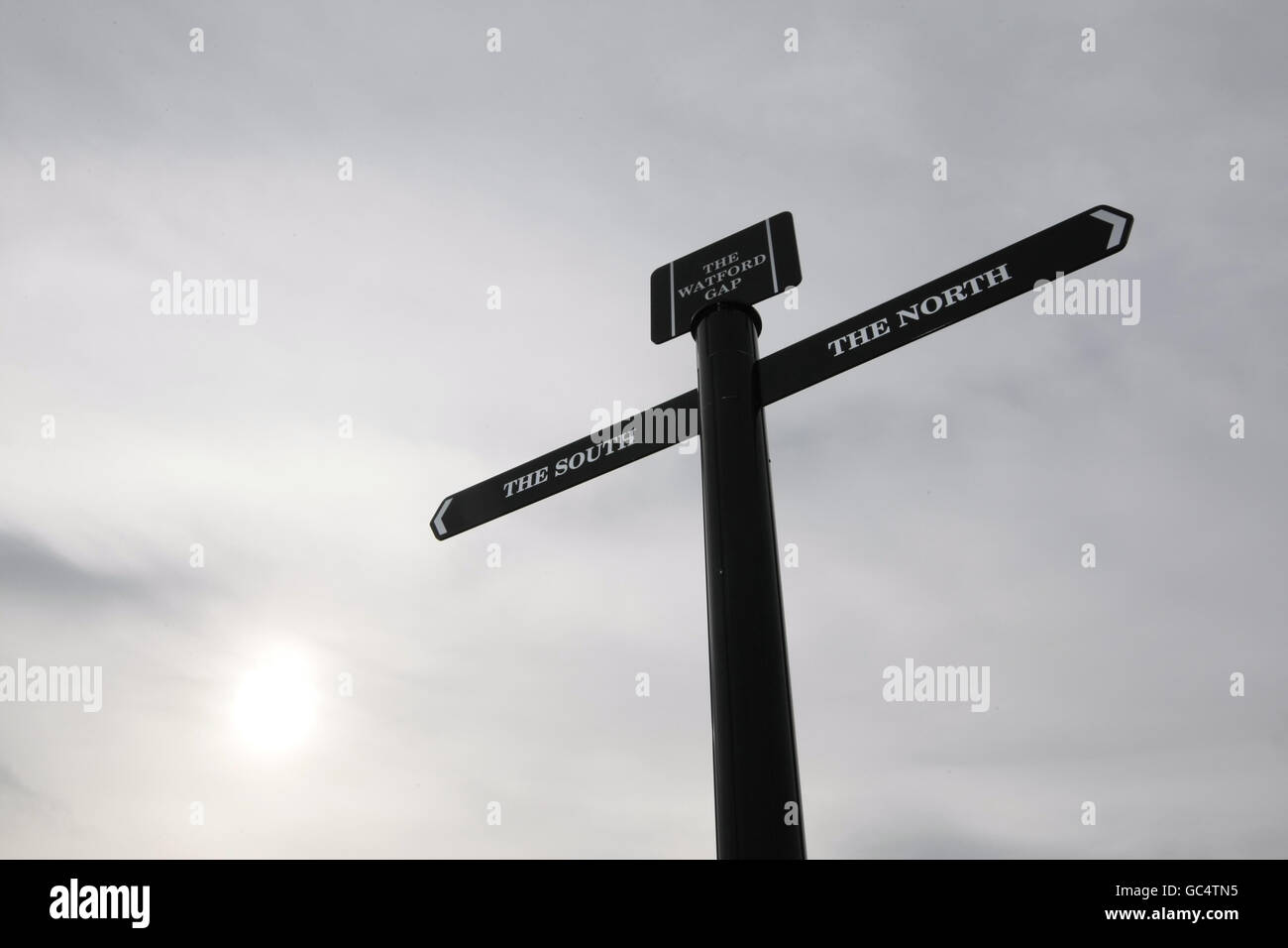 M1 motorway sign north hi-res stock photography and images - Alamy