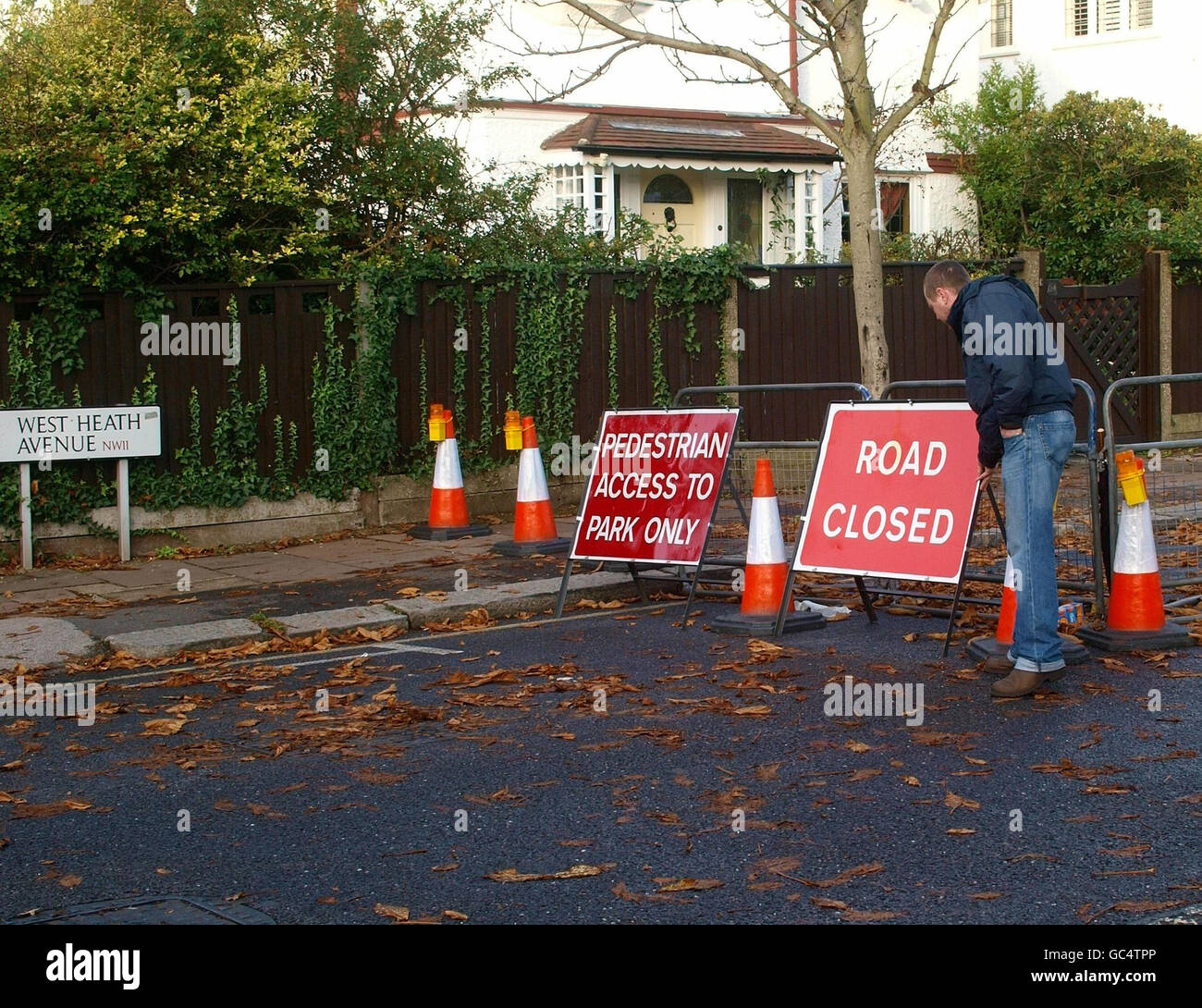Contestants only sign hi-res stock photography and images - Alamy