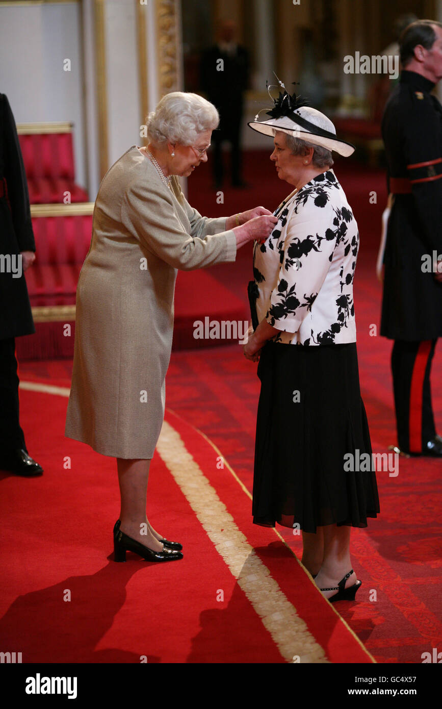 Mrs Mary Mitchell from Glasgow is made an MBE by The Queen at ...