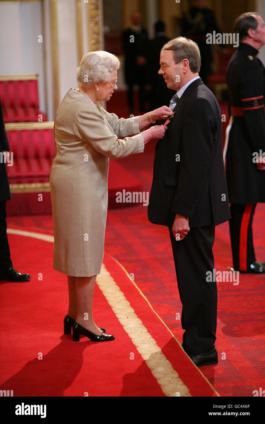 Melvin walton malton made mbe queen buckingham palace hi-res stock ...