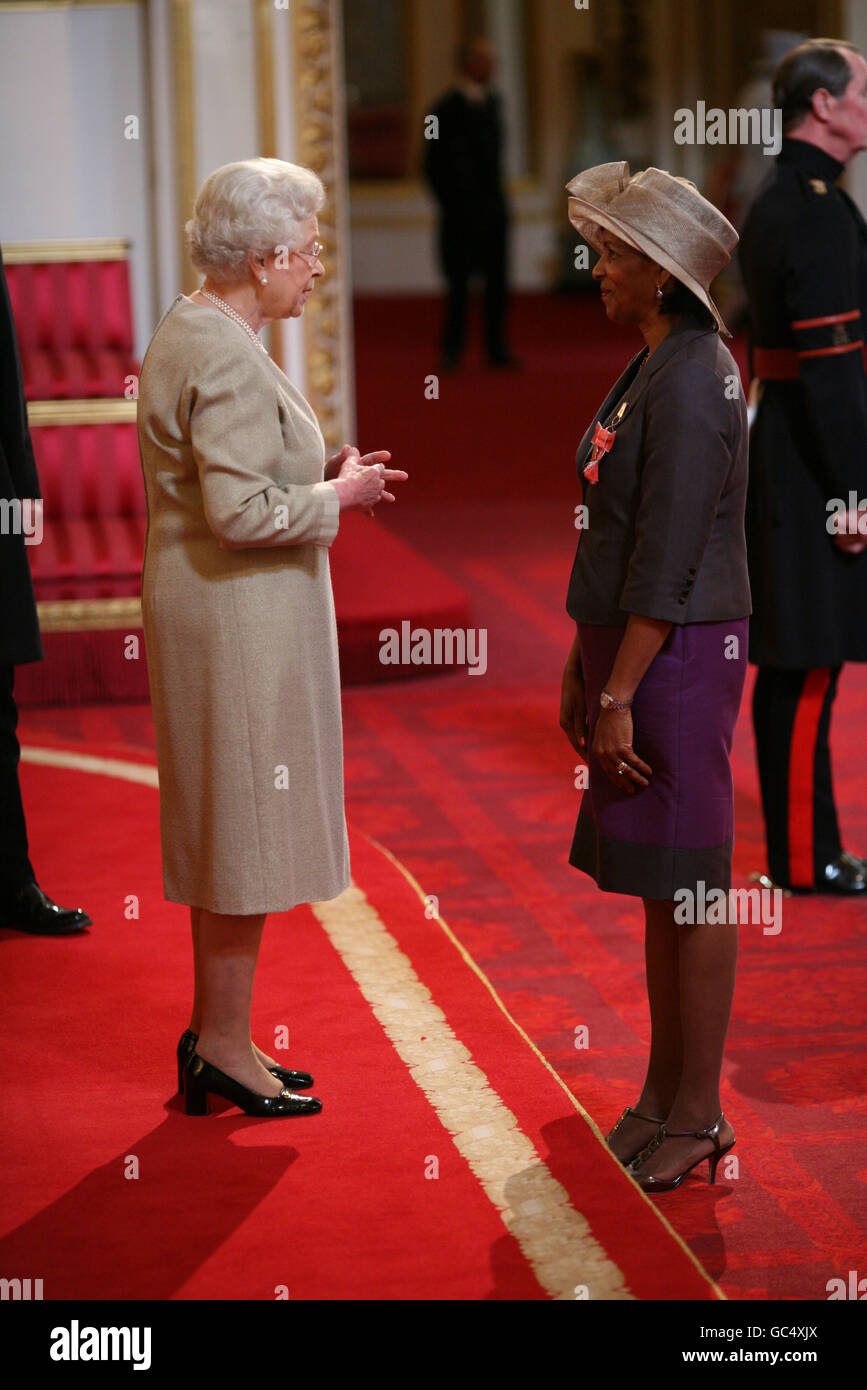 Mrs Joan Stowe is made an MBE by The Queen at Buckingham Palace Stock ...